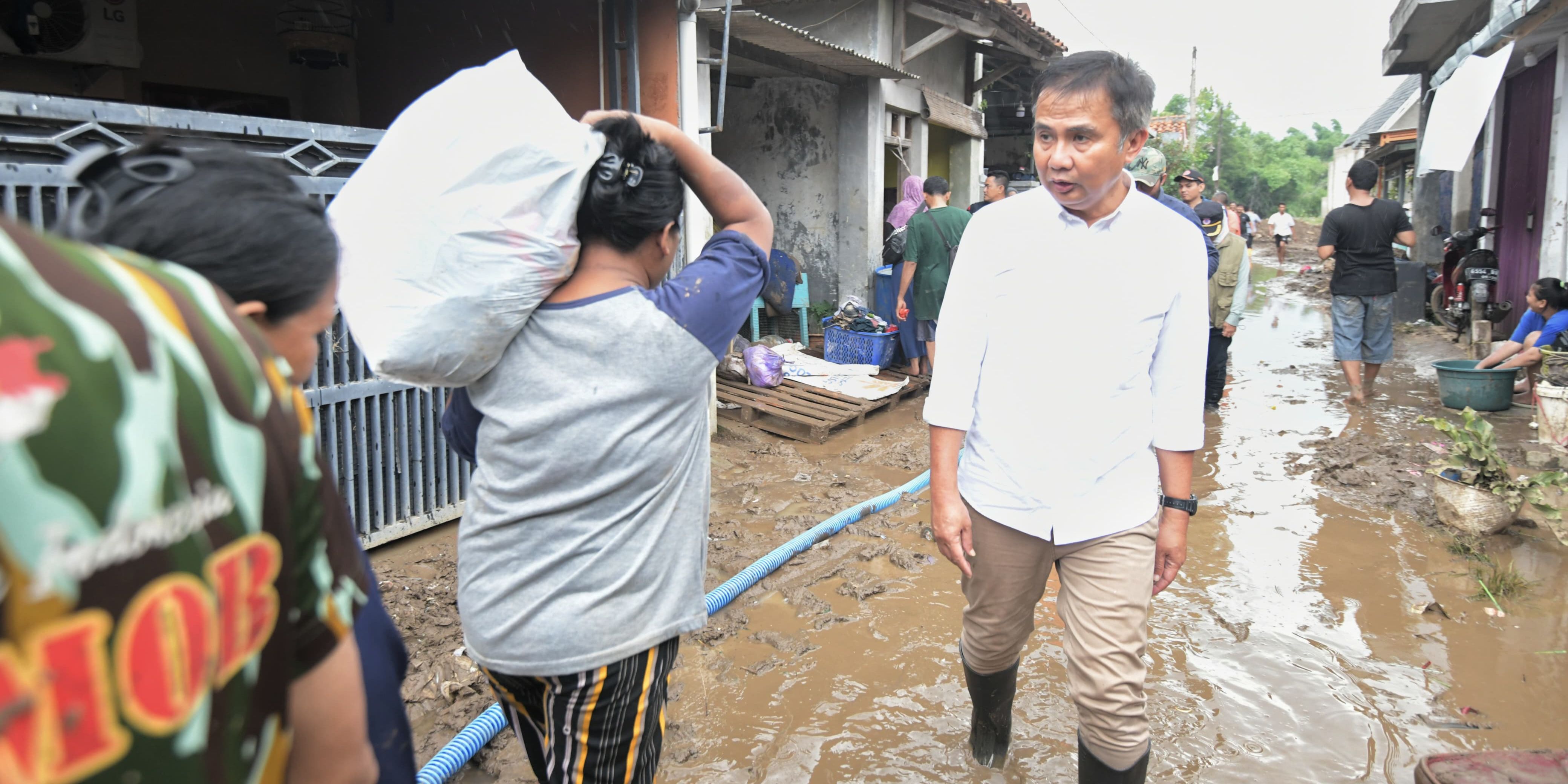 Dampak Tanggul Jebol, 8 Desa dan Ratusan Rumah Warga Cirebon Terendam Banjir - merdeka.com
