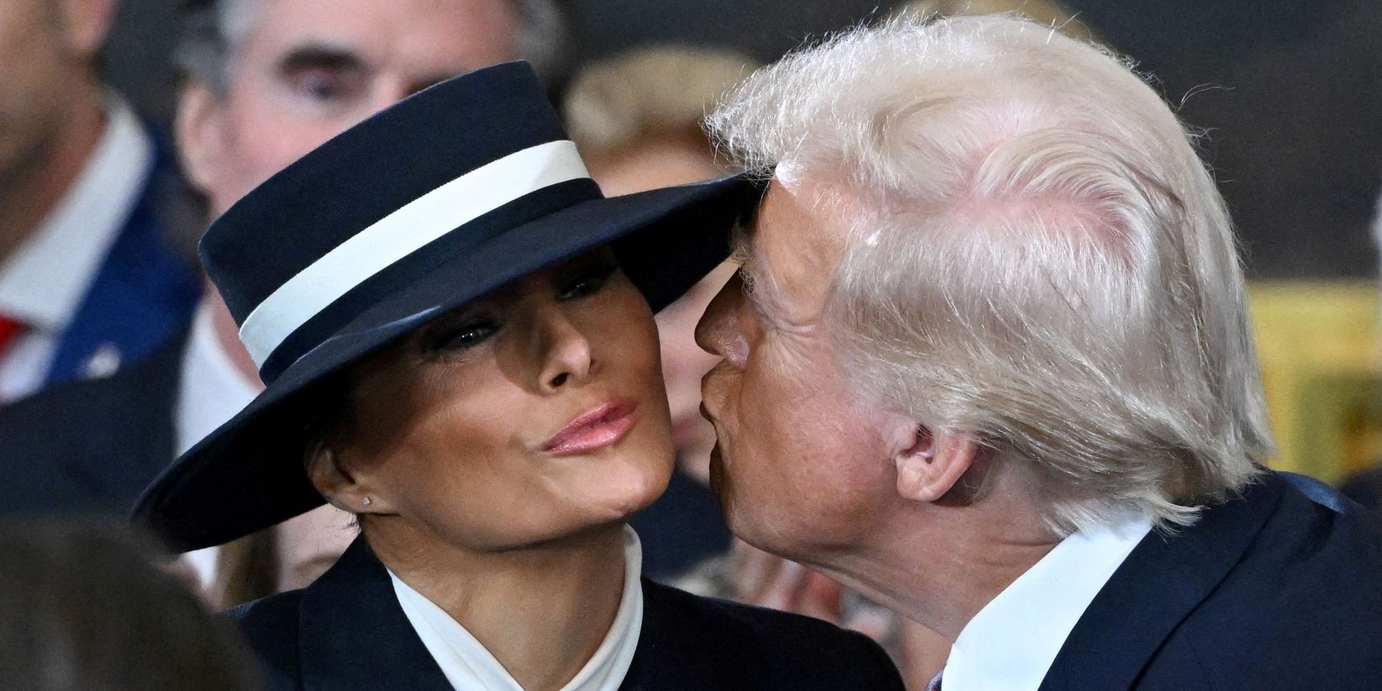 FOTO: Gagal Romantis, Ini Momen Donald Trump Mau Cium Istri tapi ...