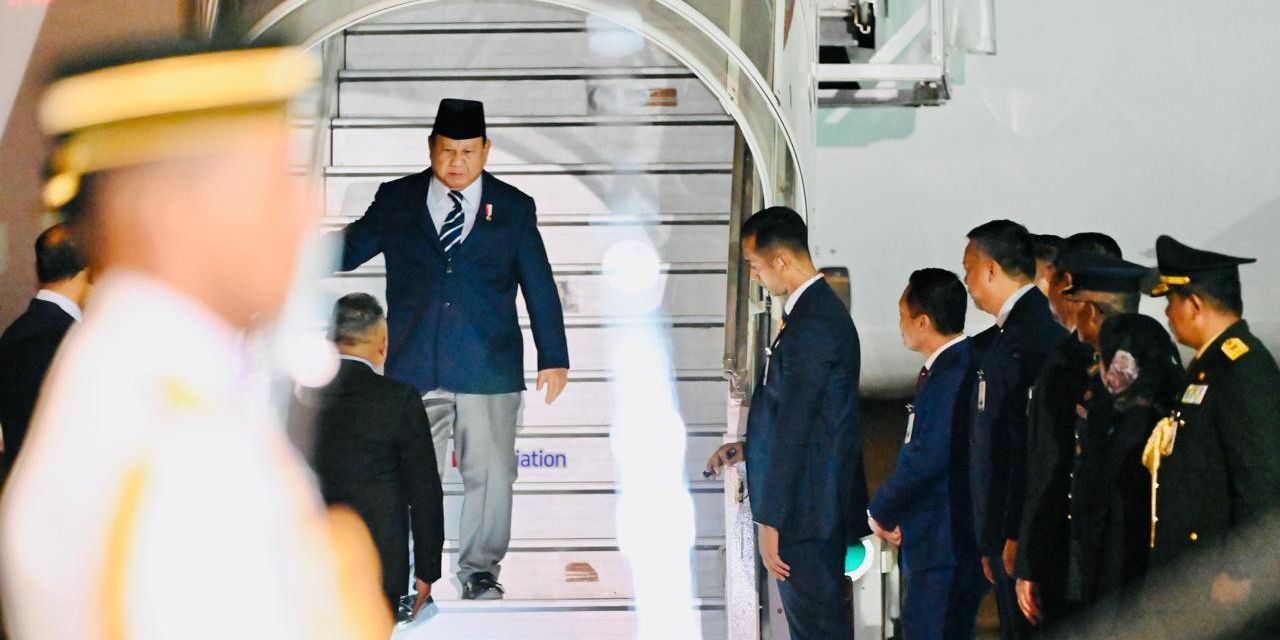 VIDEO: Momen Menlu Angkat Koper Besar dari Pesawat saat Kunker Bersama Prabowo di Malaysia ...