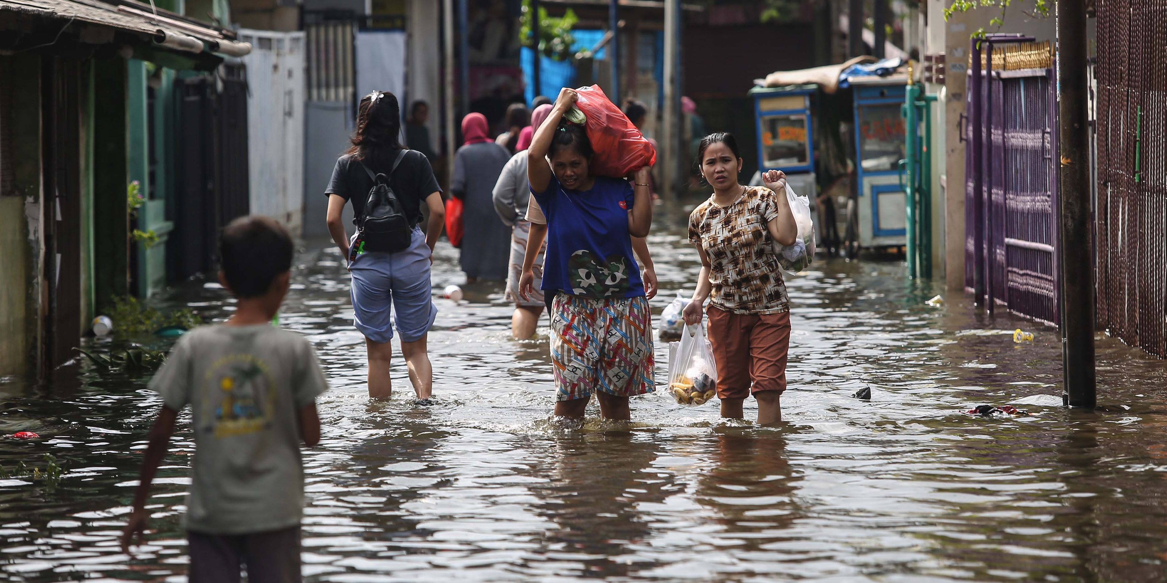 FOTO: Kondisi Banjir Jakarta Tak Kunjung Surut, 15 RT Masih Tergenang - merdeka.com