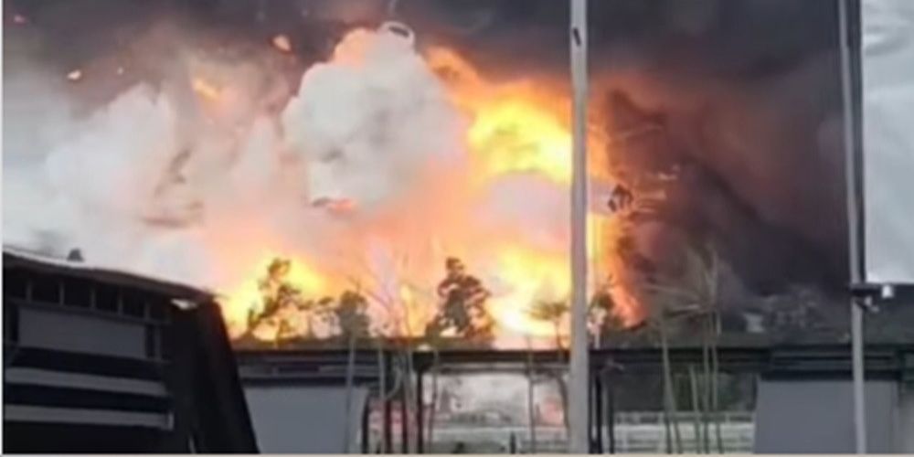 Kebakaran Landa Gudang Mainan di PIK 2, Asap Pekat Membumbung Tinggi ...