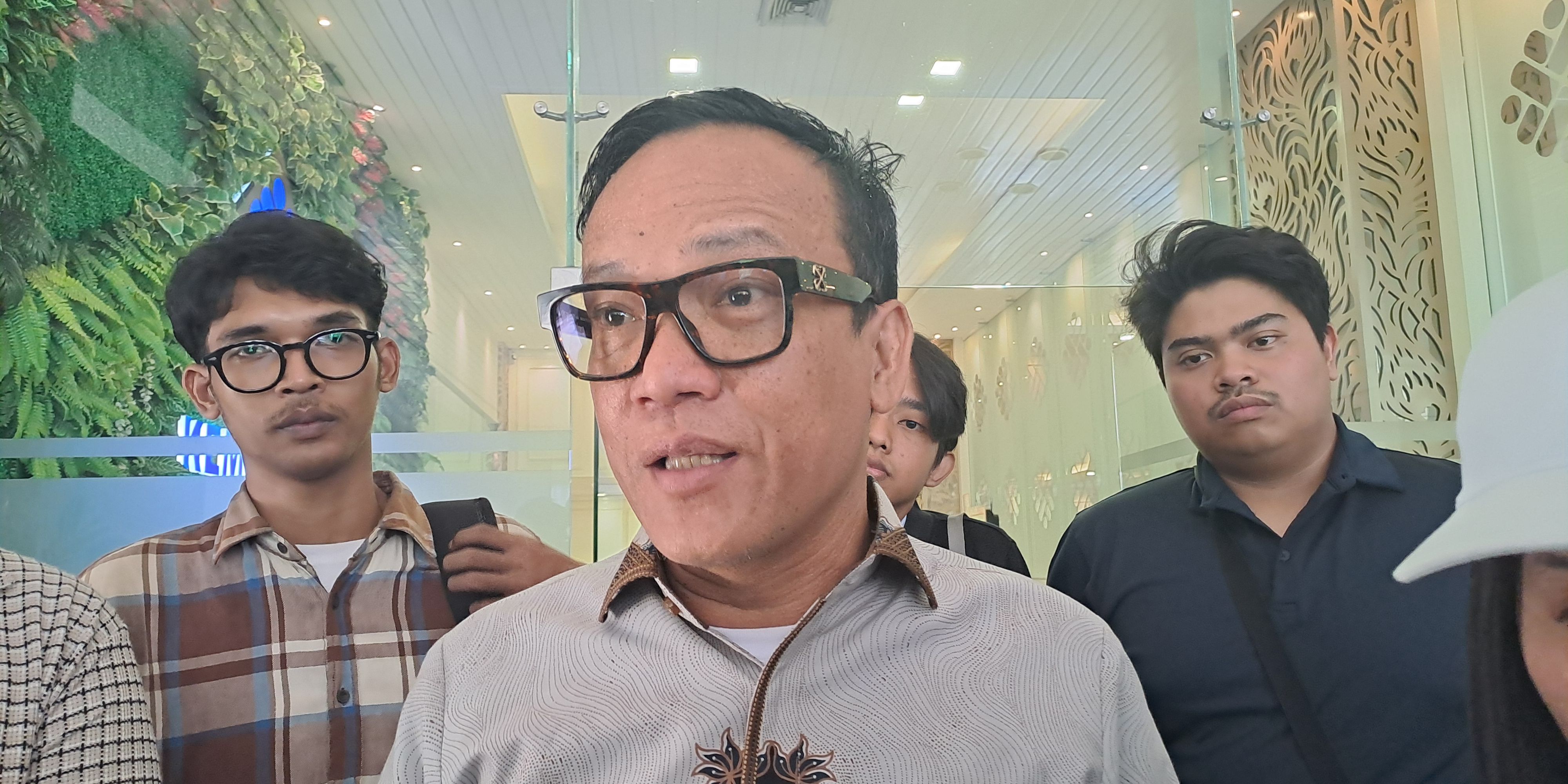 Drivel Ojol Minta Pemerintah Buat Aturan Pemberian THR, Wamenaker Respons Begini - merdeka.com