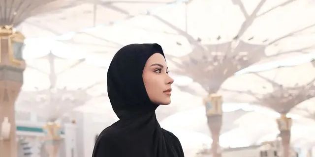 Bak Wanita Arab, 5 Pesona Menawan Alyssa Daguise di Jeddah dengan Balutan Hijab dan Kaftan ...