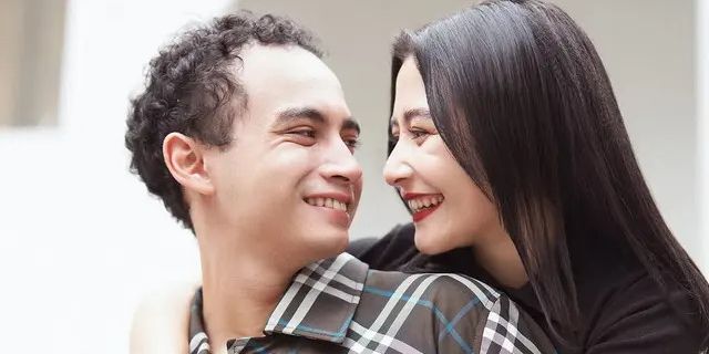 5 Gaya Mesra Pasangan Prilly Latuconsina dan Omara Esteghlal, Siap Go Public! - merdeka.com