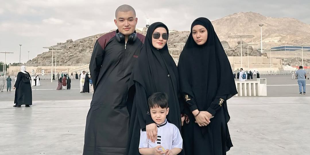 Perjalanan Penuh Syukur, 7 Potret Lyra Virna Umrah Ditemani Anak-anak yang Kian Dewasa - merdeka.com