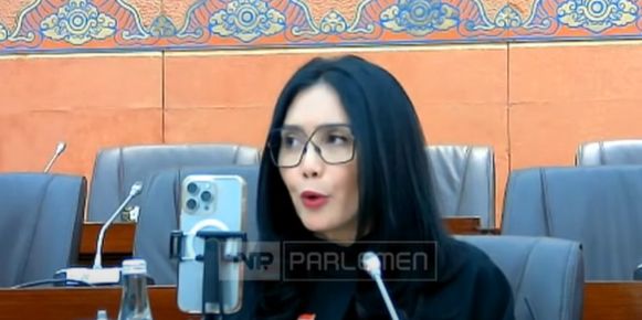 VIDEO: Miris Rieke 'Oneng' Lihat Prabowo Digempur Ricuh Gas & Pagar ...