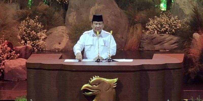 Penuh Hormat Prabowo Cium Tangan Jenderal Sepuh Try Sutrisno Ayah Letjen TNI Kunto Arief ...