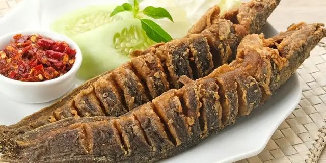 Rahasia Menggoreng Lele agar Tetap Lurus dan Crispy Tanpa Tepung ...