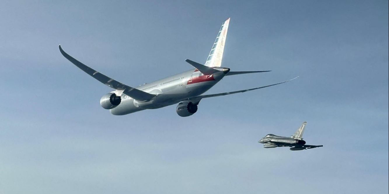 FOTO: Momen Mendebarkan Pesawat American Airlines Dikawal Dua Jet ...