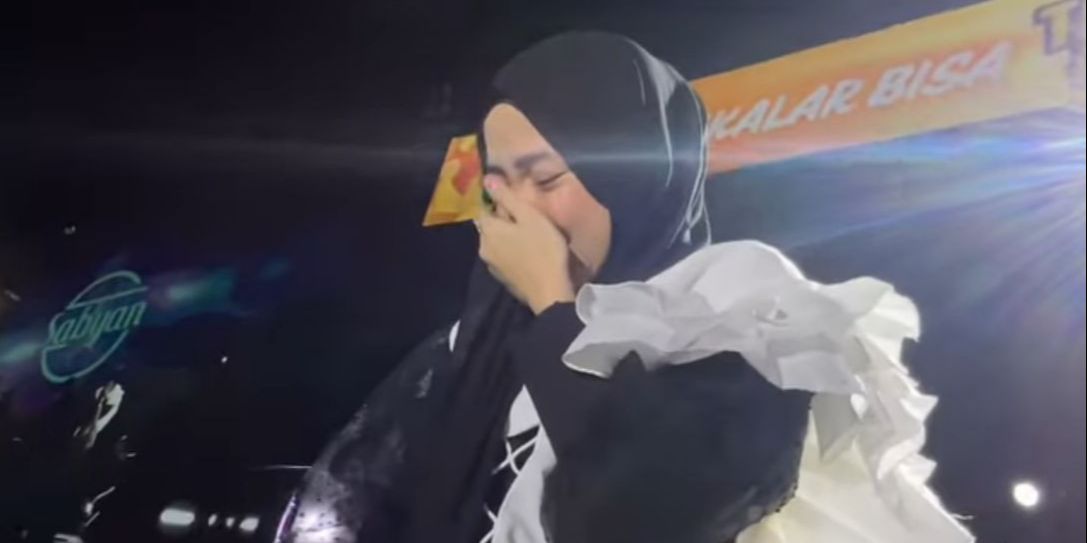 Nyanyikan Lagu tentang Taubat, Momen Haru Nissa Sabyan Menangis di Atas Panggung Viral di Media ...