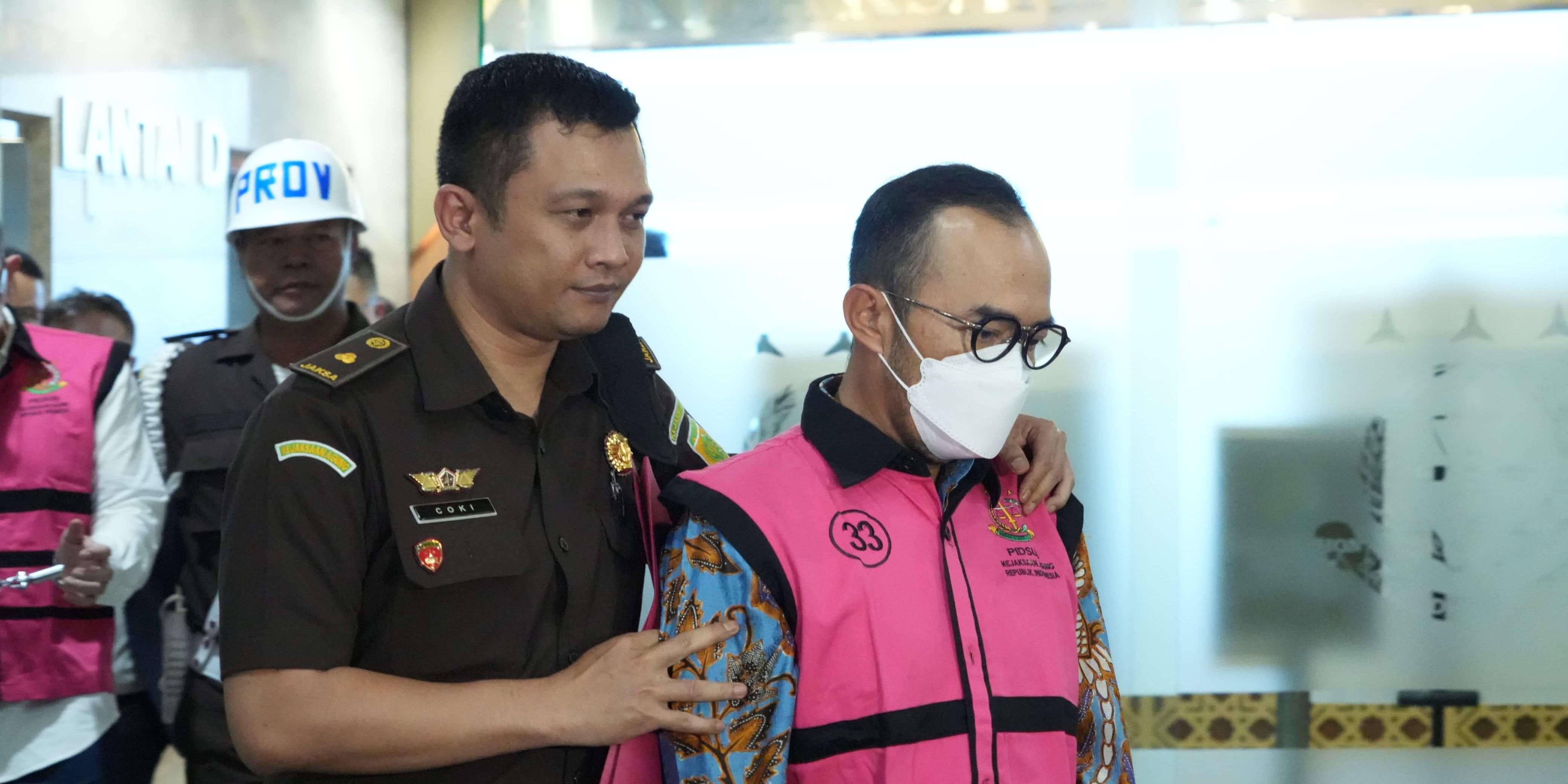 VIDEO: Jahatnya Bos Pertamina Patra Niaga Korupsi Oplos Pertalite ke Pertamax Negara Rugi Rp193 ...