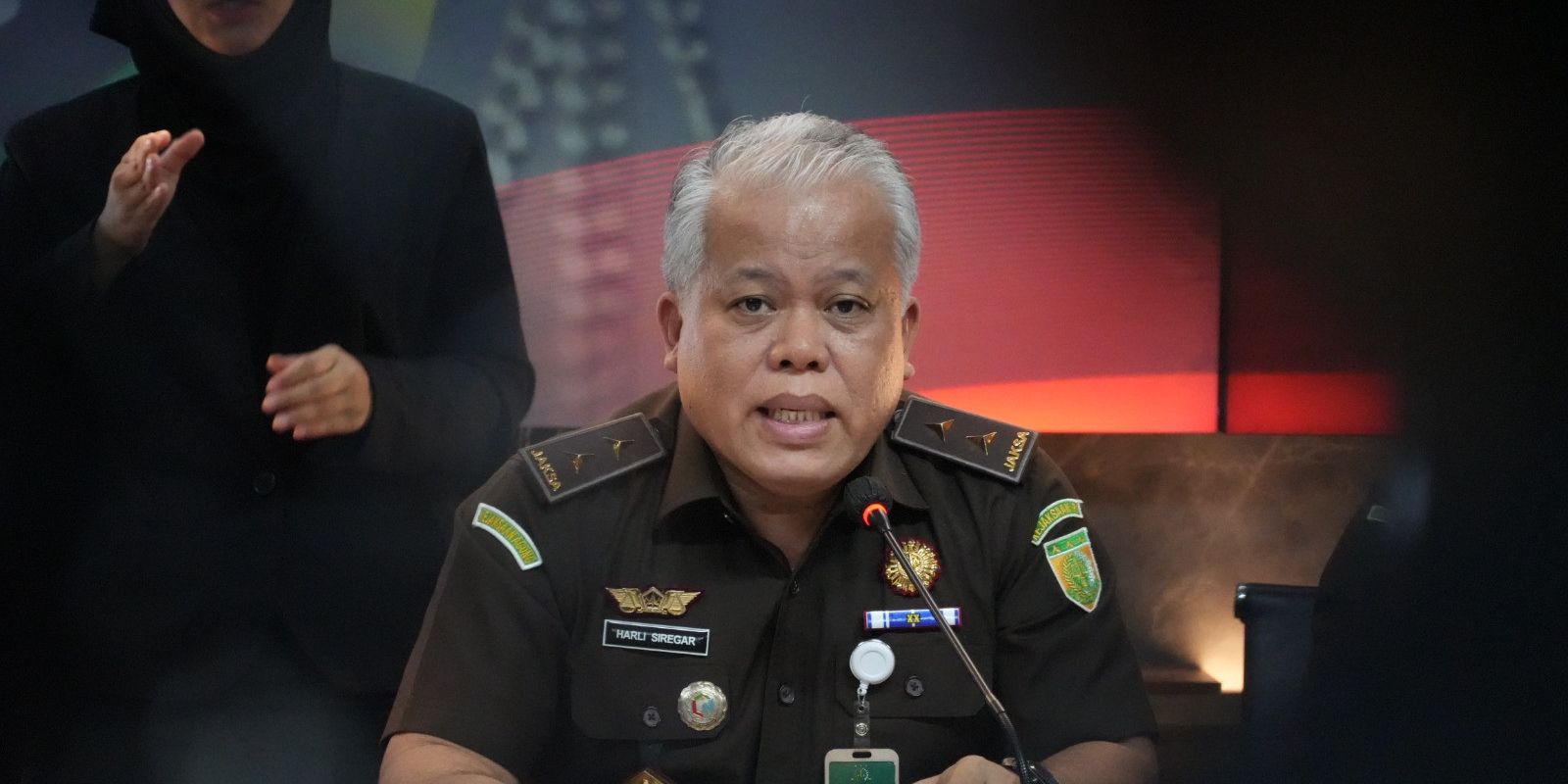 VIDEO: Kejagung Obok-Obok Rumah 'Raja Minyak' Riza Chalid Terkait ...