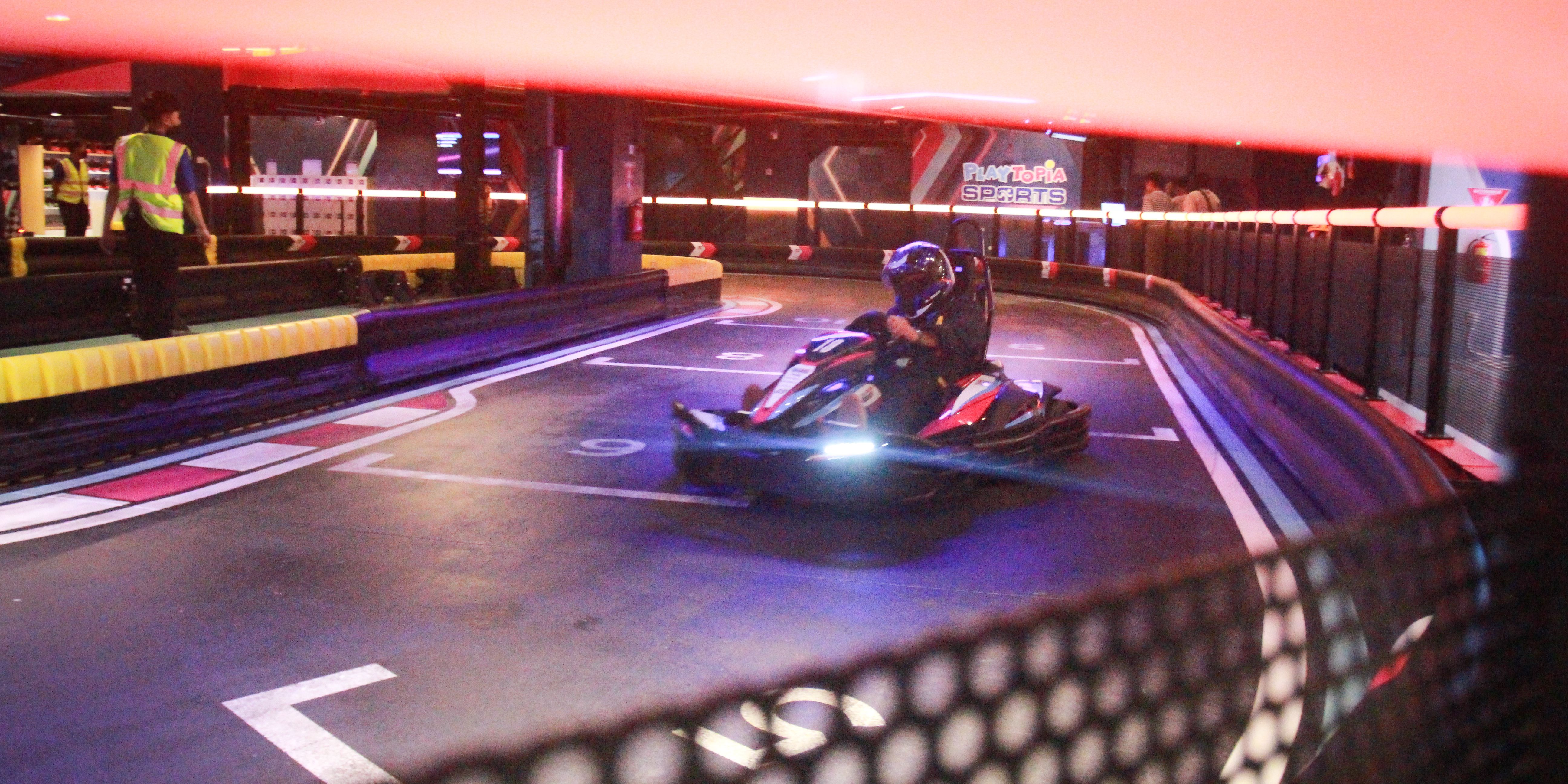 Menguji Adrenalin di Sirkuit Gokart Indoor Multi-Level Pertama ...