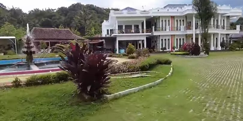 Sejuk dan Asri, Potret Rumah Mantan Bupati Subang Begitu Megah Bak ...