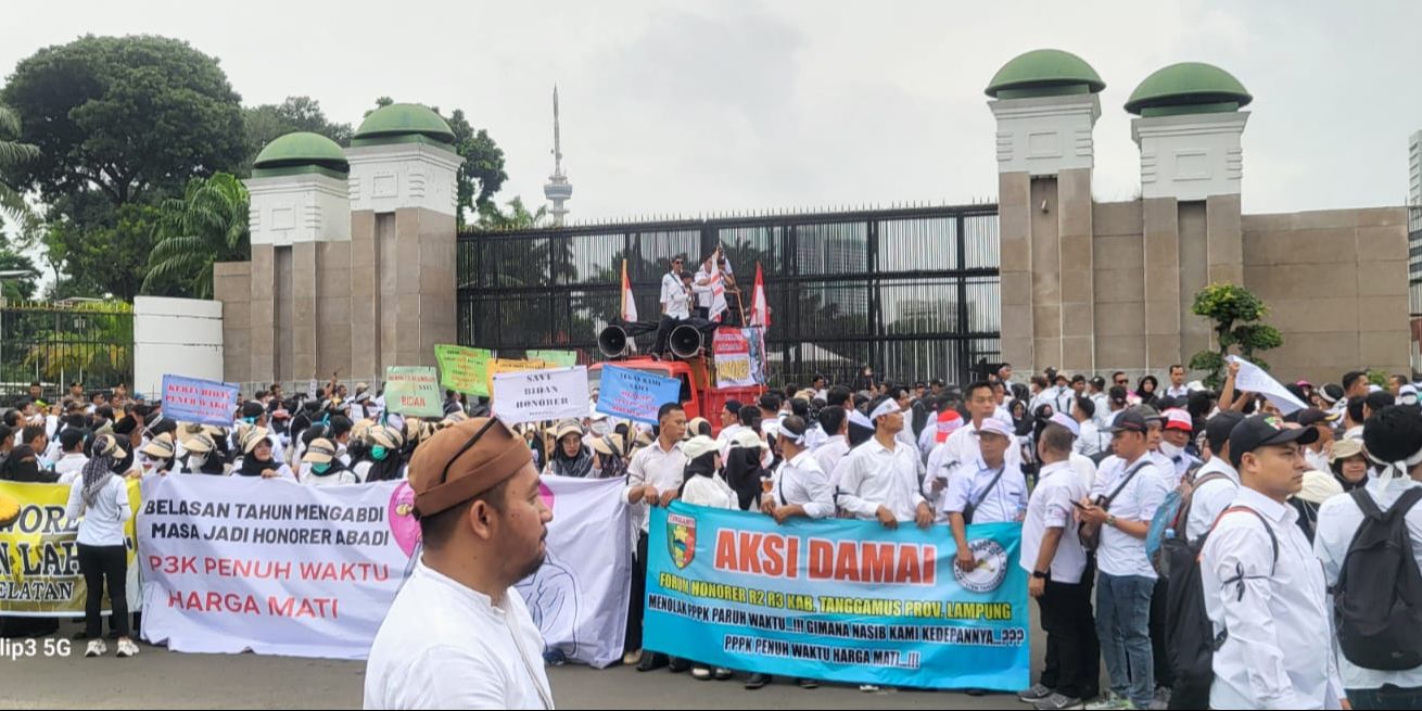 VIDEO: Sembari Bawa Bayi, Honorer Aceh 'Menjerit' di DPR Bongkar ...