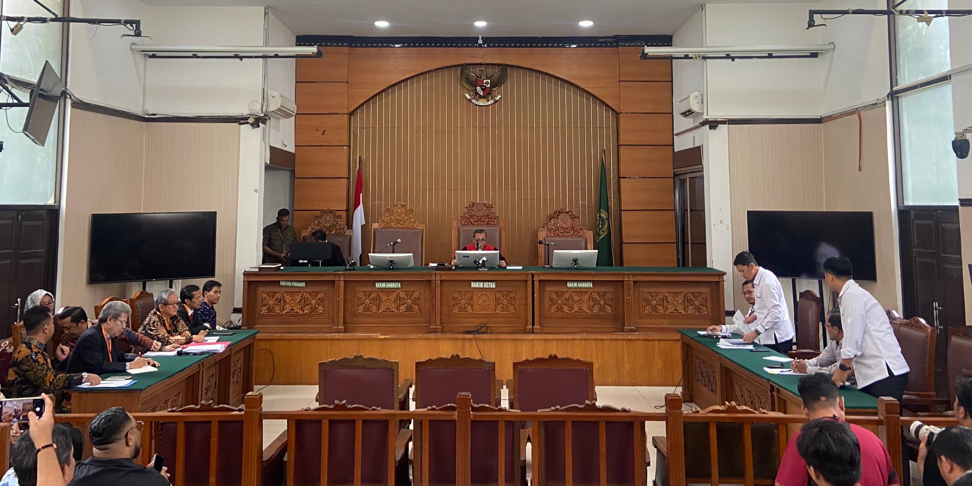 Saat Jenderal Polisi Pelototi Sidang Gugatan Hasto Kristiyanto - merdeka.com