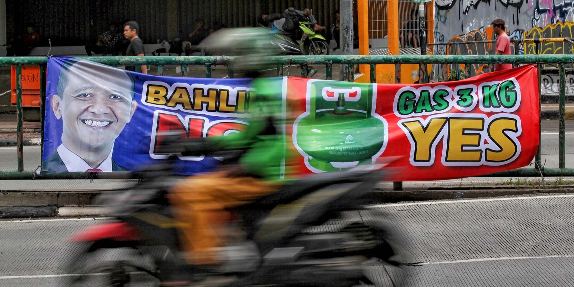 FOTO: Paska Kelangkaan Gas LPG 3 Kg, Spanduk Kekecewaan Warga ...