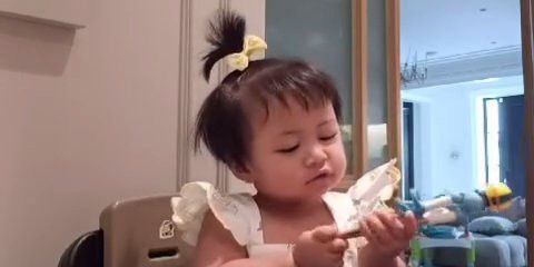 Momen Gemas Lily Anak Nagita Slavina dan Raffi Ahmad saat Sarapan, Sibuk Mainkan Sumpit Sambil ...