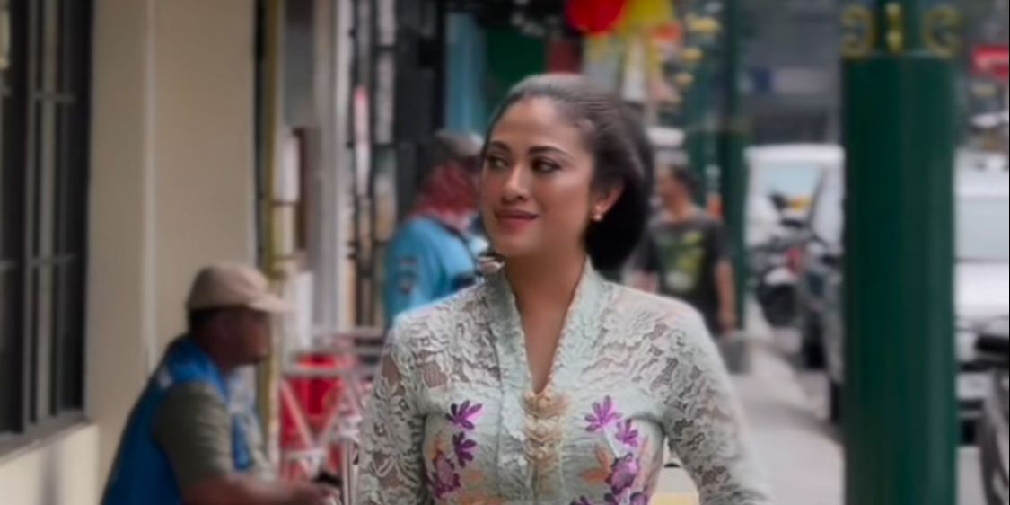 Tips Tampil Memesona, 7 Inspirasi Model Kebaya Elegan Ala Cynthia Riza ...
