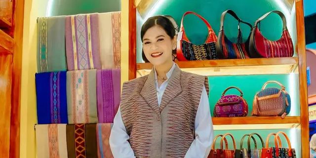 5 Potret Cantik Elegan Kahiyang Ayu Pakai Outfit Etik Karya Desainer ...