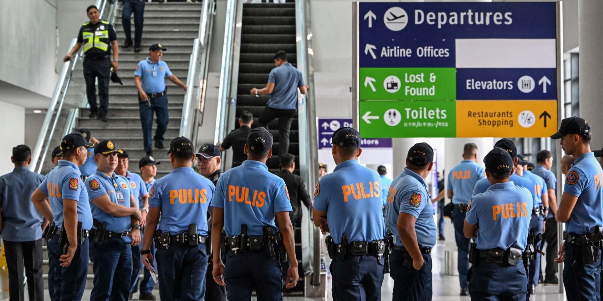 FOTO: Suasana Bandara Manila Dijaga Ketat saat Mantan Presiden Filipina ...