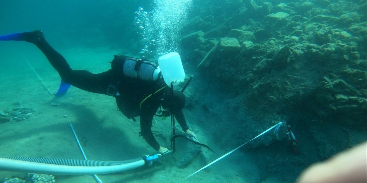 Arkeolog Temukan Pelabuhan Yunani Kuno di Bawah Laut, Puing-puing ...