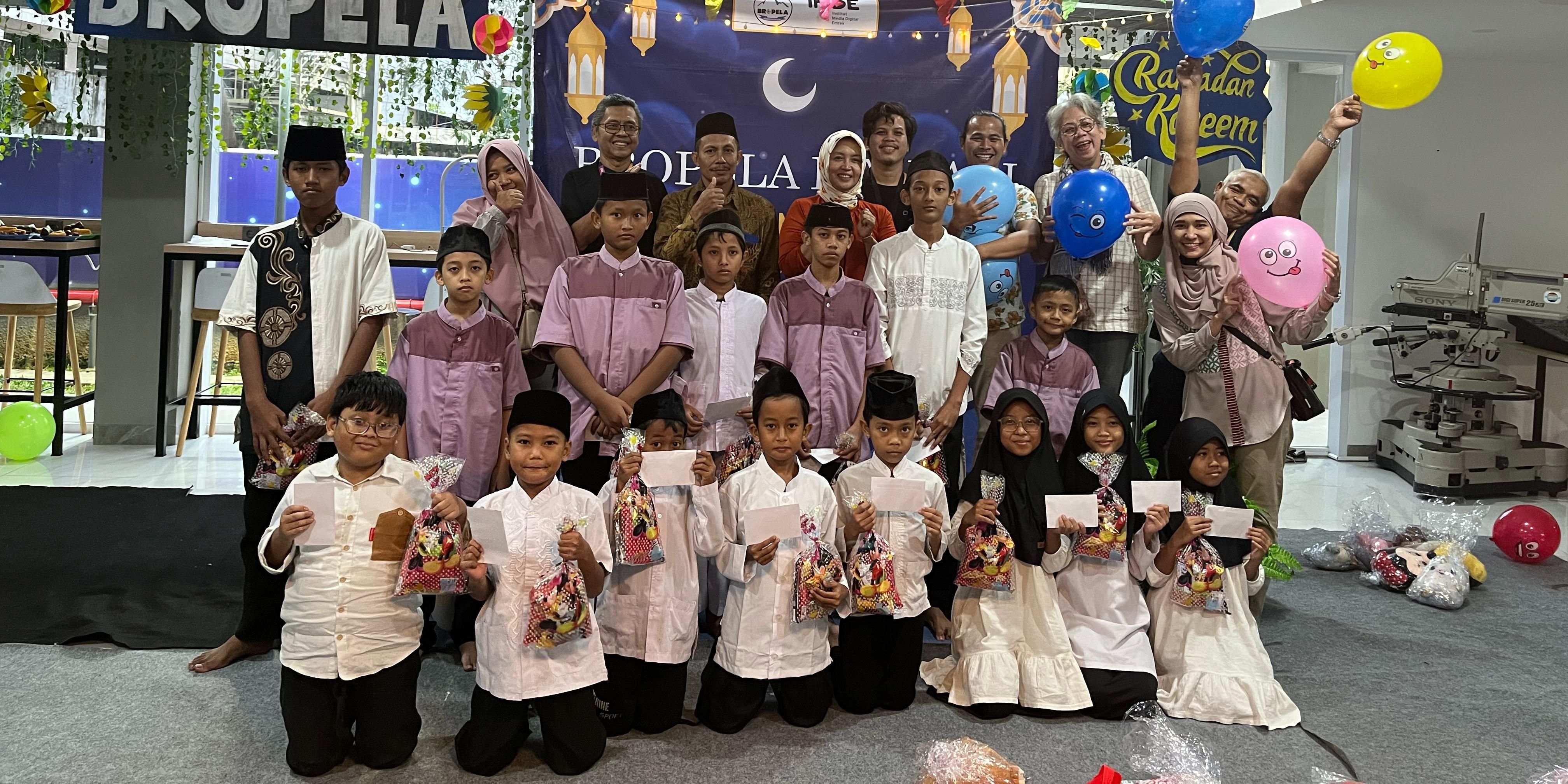 Keseruan Bukber Broadcast Pecinta Alam IMDE dengan Anak-anak Panti Asuhan Griya Yatim - merdeka.com