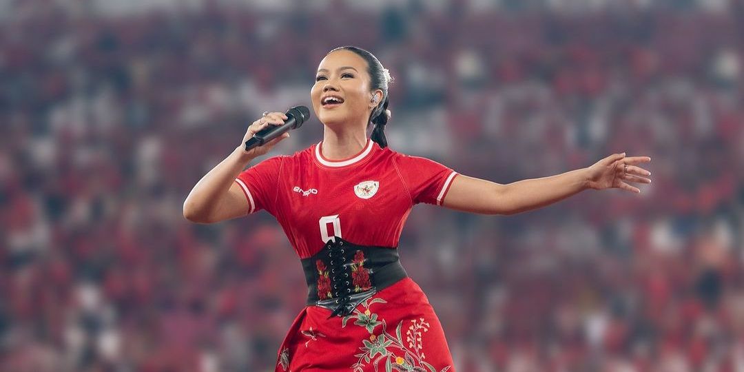 Kompak Kenakan Outfit Warna Senada, Ini 5 Momen Yura Yunita Berbuka ...