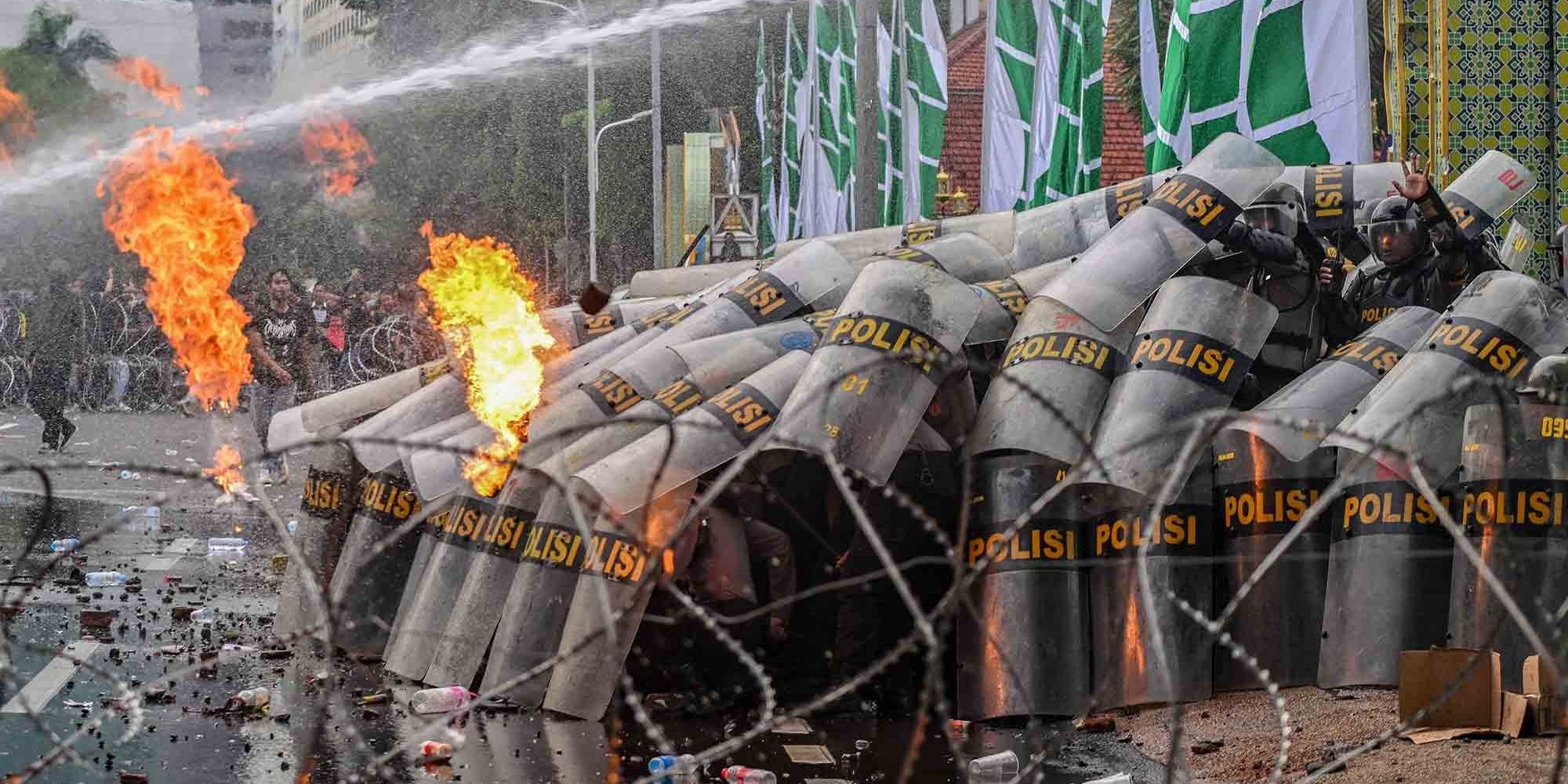 FOTO: Tolak UU TNI, Mahasiswa Lempar Bom Molotov ke Polisi - merdeka.com