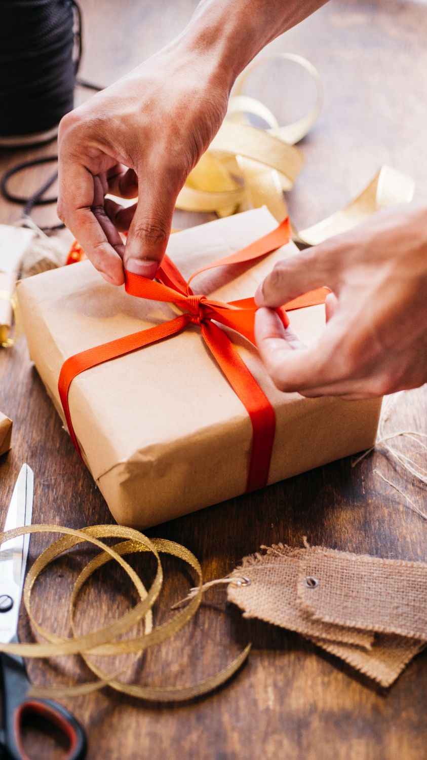 How to Wrap a Present Neatly Like a Pro: 3 Simple Methods | trstdly ...