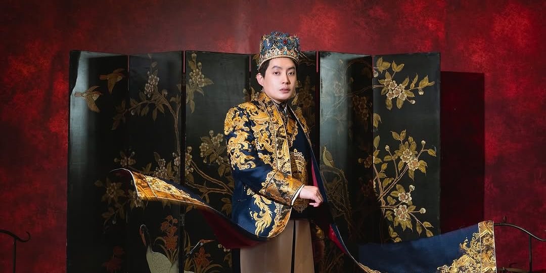 Usung Tema Chino Kingdong, Potret Edric Tjandra Pakai Outfit Ala Raja ...