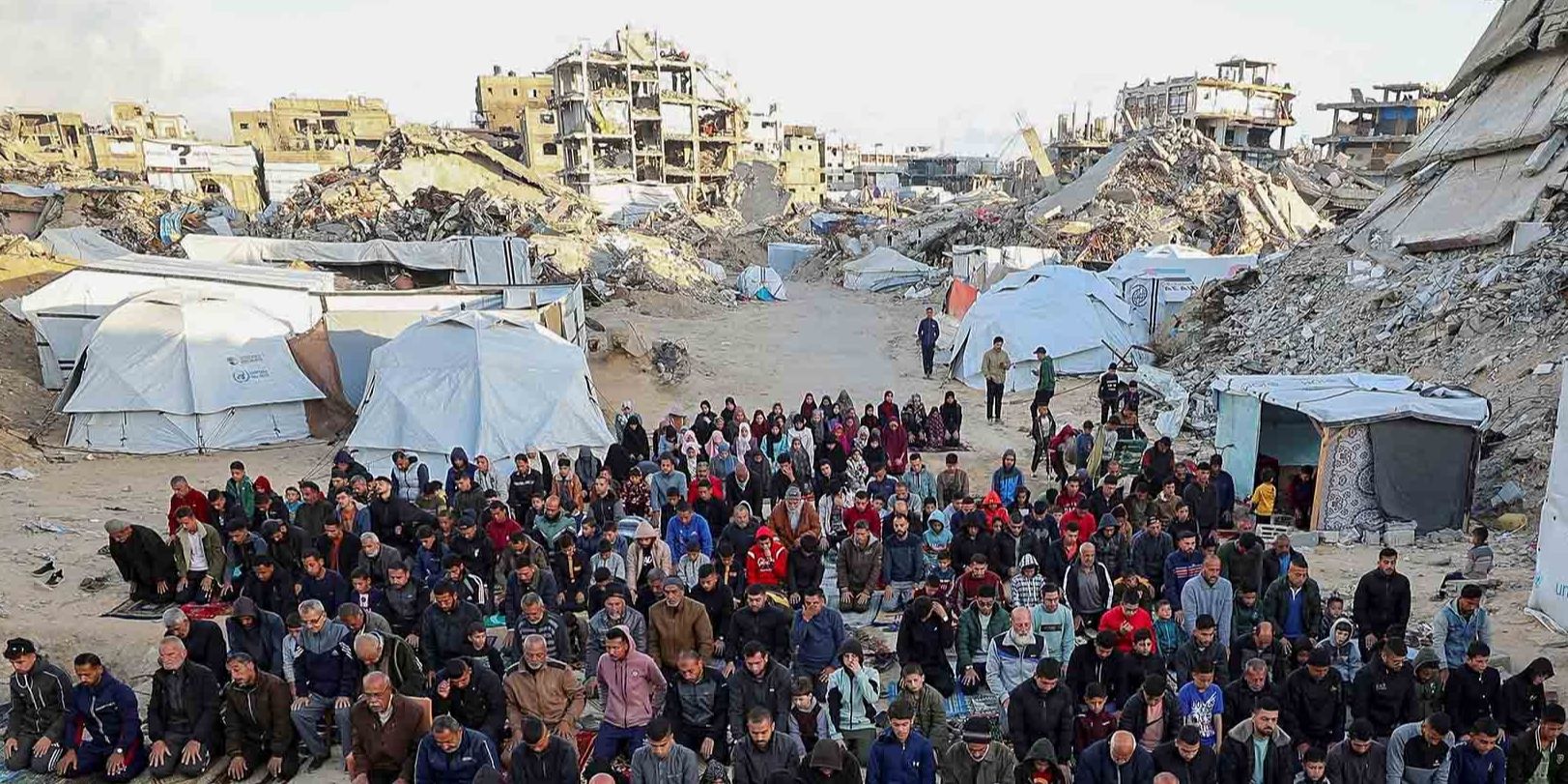 FOTO: Pilu Warga Gaza, Shalat Ied diantara Reruntuhan Bangunan ...