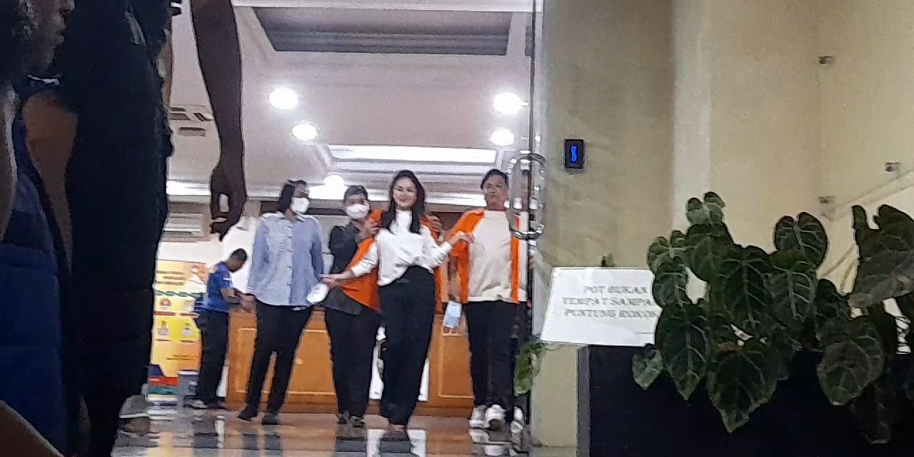 Santainya Nikita Mirzani Meski Akhirnya Ditahan: Ya Gimana, Sans ...