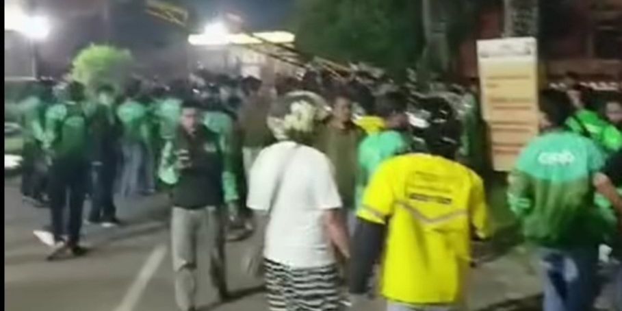 Motor Ratusan Driver Ojek Online di Kendari Mogok Usai Isi BBM di SPBU, Polisi Turun Tangan ...