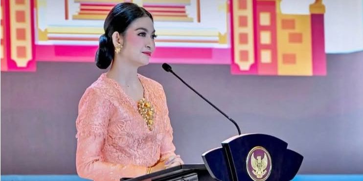 VIDEO: Istri Pramono, Kahiyang hingga Arumi Bachsin Tampil Cantik di Istana Depan Selvi Ananda ...