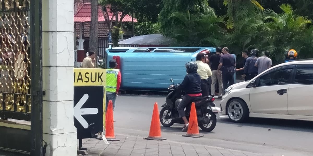 Viral Ambulans Terguling Saat Bawa Jenazah di Jember, Ini Kronologinya - merdeka.com