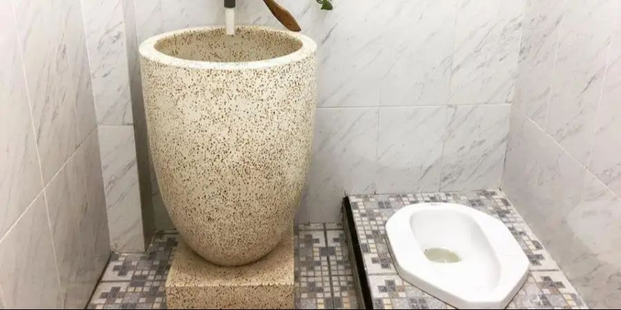 Inspirasi Kamar Mandi Minimalis WC Jongkok yang Estetik dan Fungsional - merdeka.com