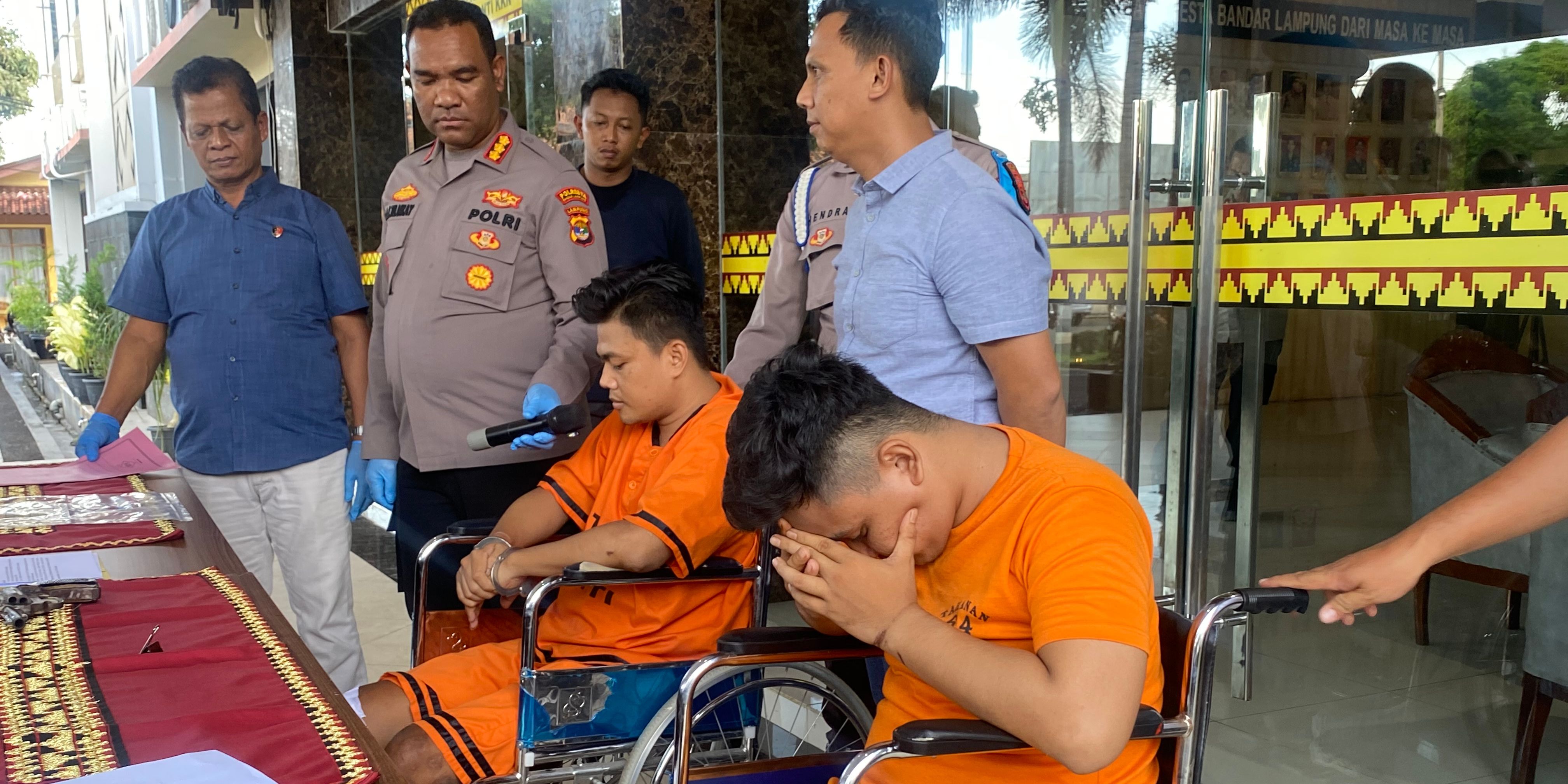Pencuri Motor Berpistol Melawan saat Ditangkap, Coba Tabrakkan Mobil ke ...