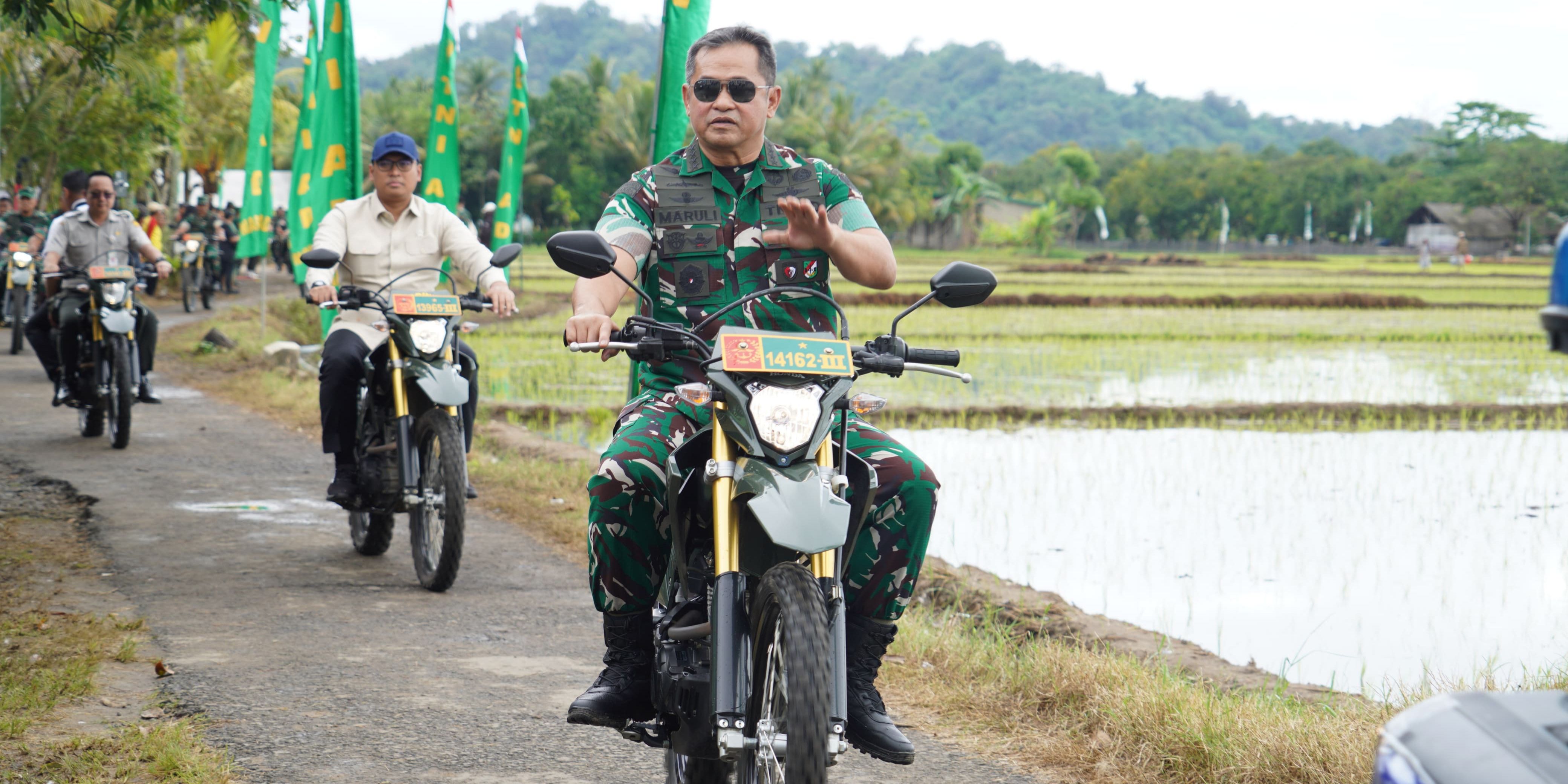 Senyum Bahagia Kasad Maruli Foto Bareng Perempuan Legend, Reaksi Sang ...
