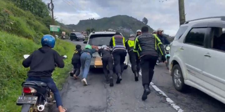 Antisipasi Wisatawan Membludak, Polisi Berlakukan One Way di Jalur Wisata Dieng - merdeka.com