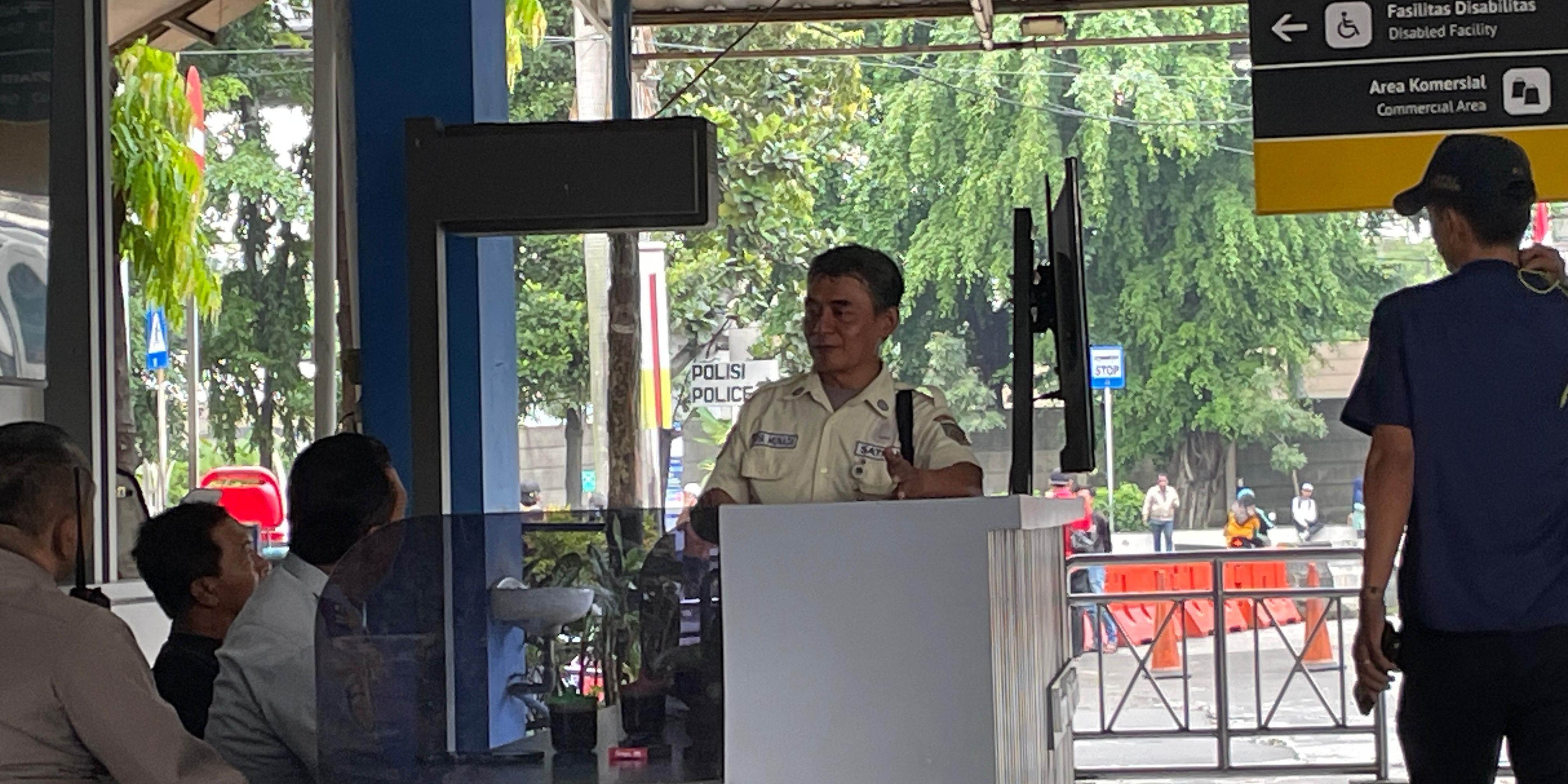 Rela Menahan Rindu pada Kampung Halaman demi Warga Jakarta Aman ...