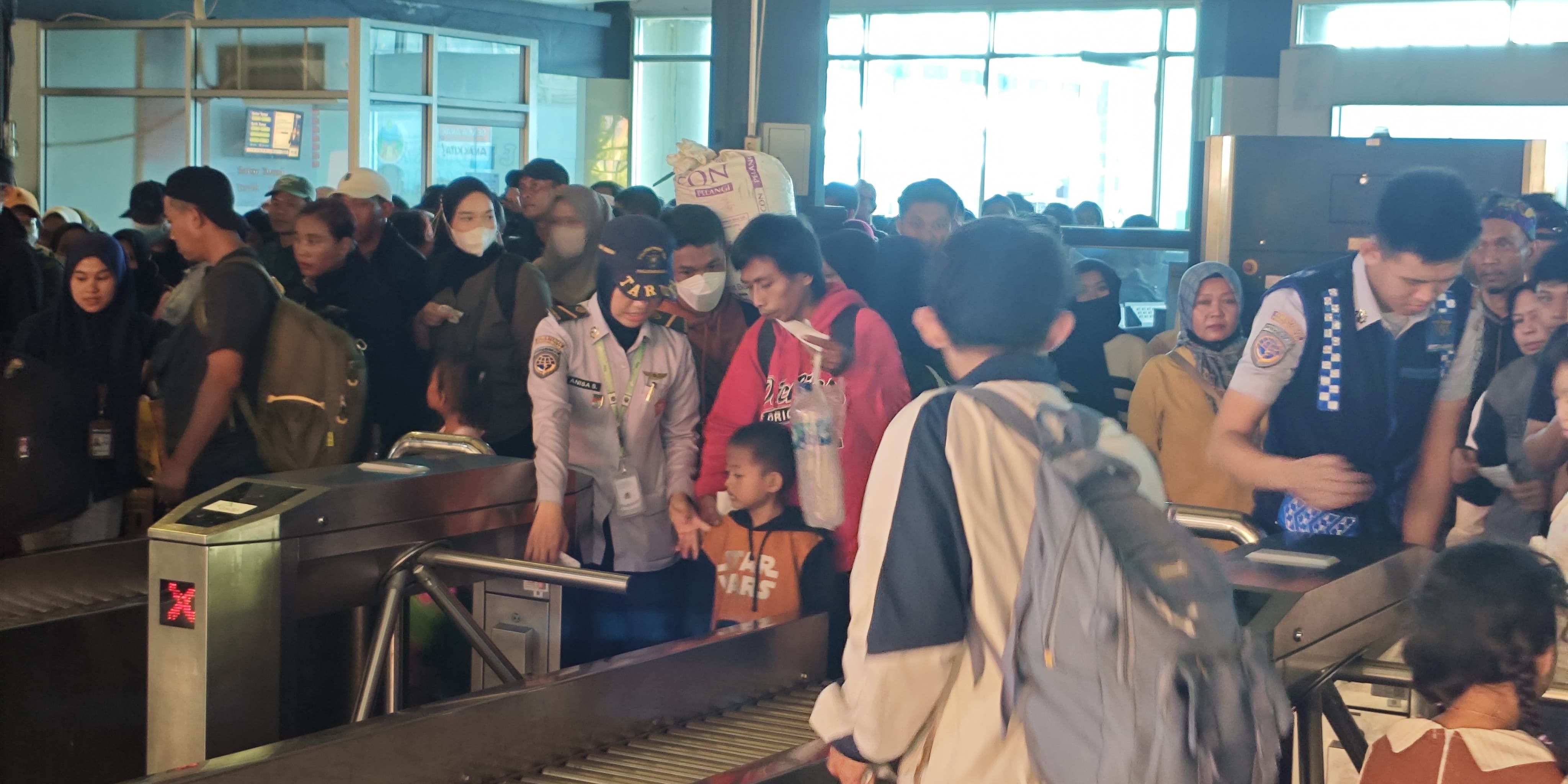 Penumpang Kapal Keluhkan Buruknya Pelayanan Petugas ASDP Cabang Bakauheni Saat Arus Balik ...