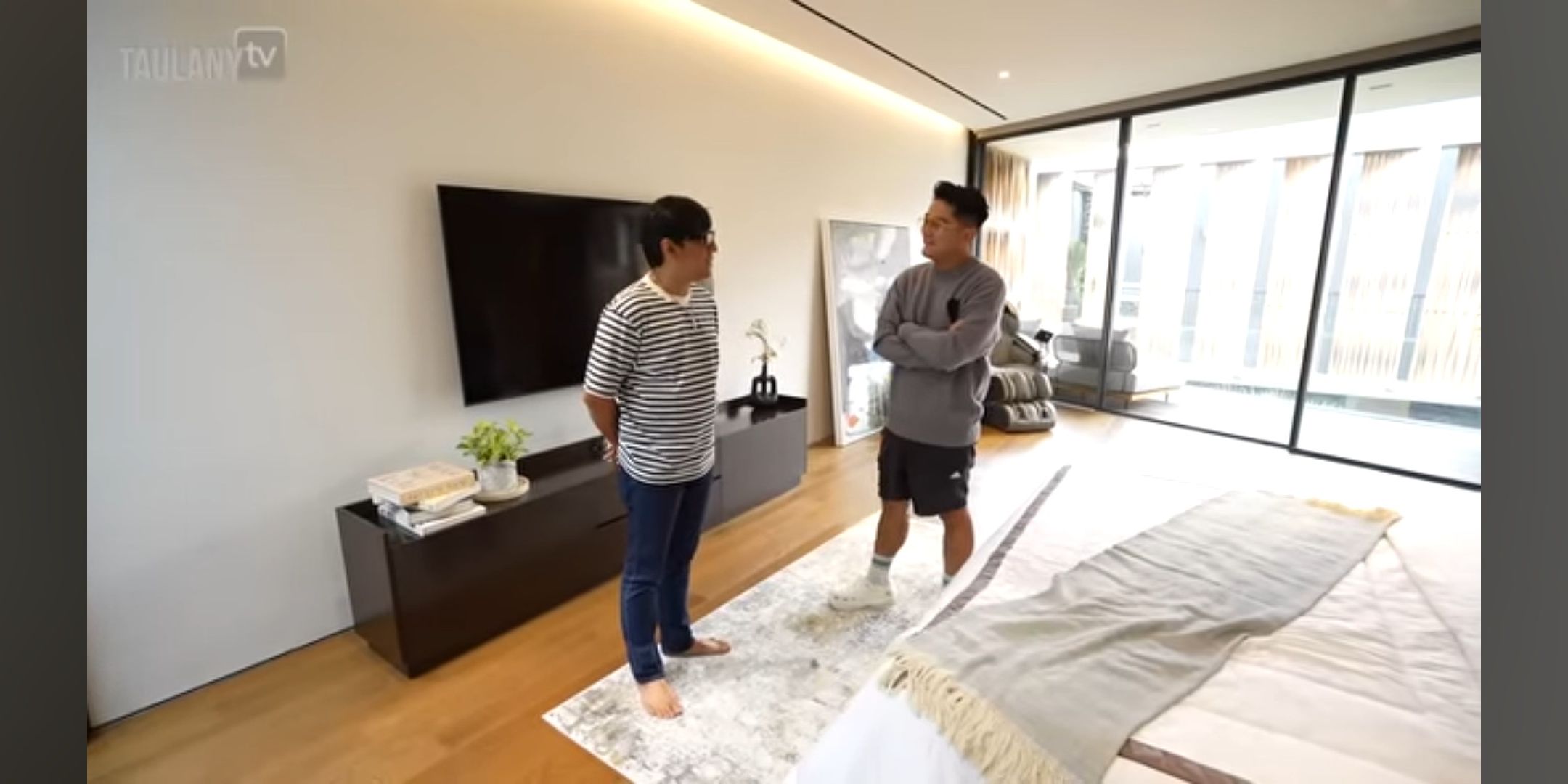 6 Potret Kamar Super Cozy Boy William, Vibes ala Hotel Berbintang dengan Pemandangan Kolam ...