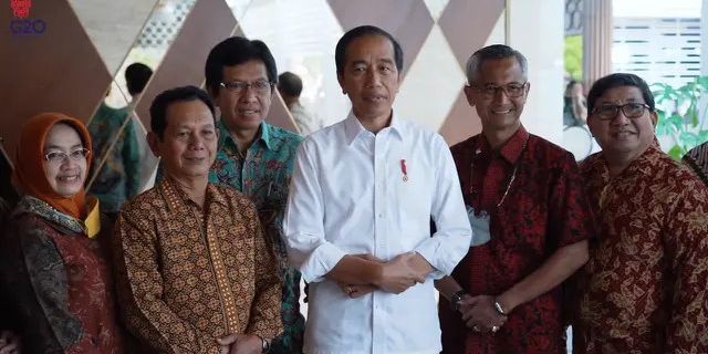 Absen di Sidang Gugatan Mobil Esemka, Jokowi Pilih Terbang ke Kota Ini Temui Sosok Penting ...