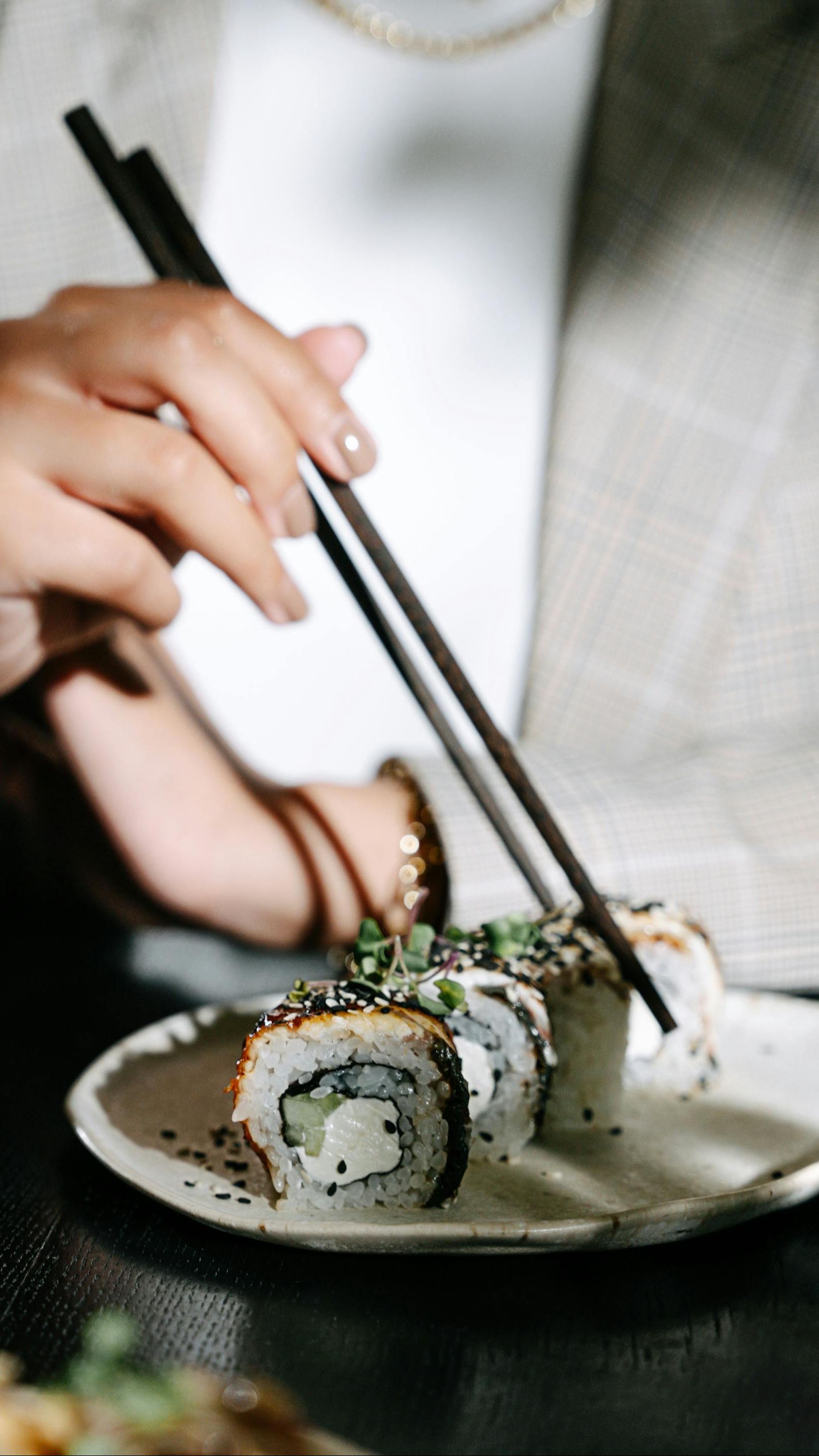 How to Use Chopsticks With Elegance | trstdly: trusted news in simple ...