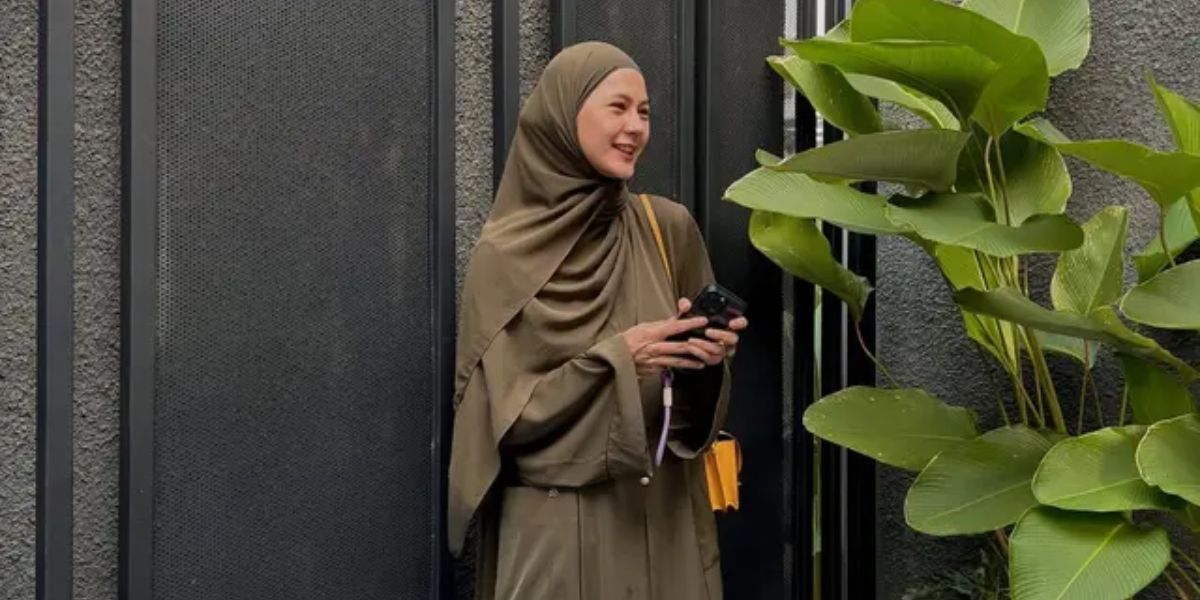 Buat yang Tinggi Semampai, Intip 8 Inspirasi Model Gamis ala Paula ...