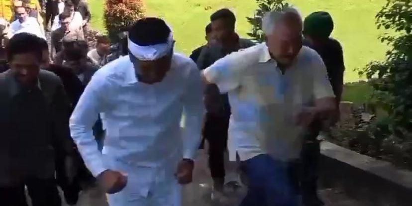 VIDEO: Panas-panasan, Taipan Tomy Winata Lesehan Bareng Gubernur Dedi ...
