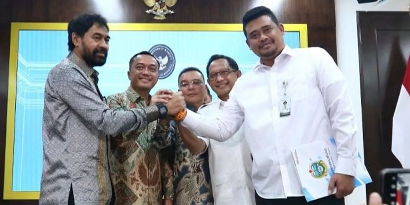 VIDEO: Ketegangan Muzakir Manaf-Bobby, Berakhir Salam Komando Usai 4 Pulau Kembali ke Aceh ...