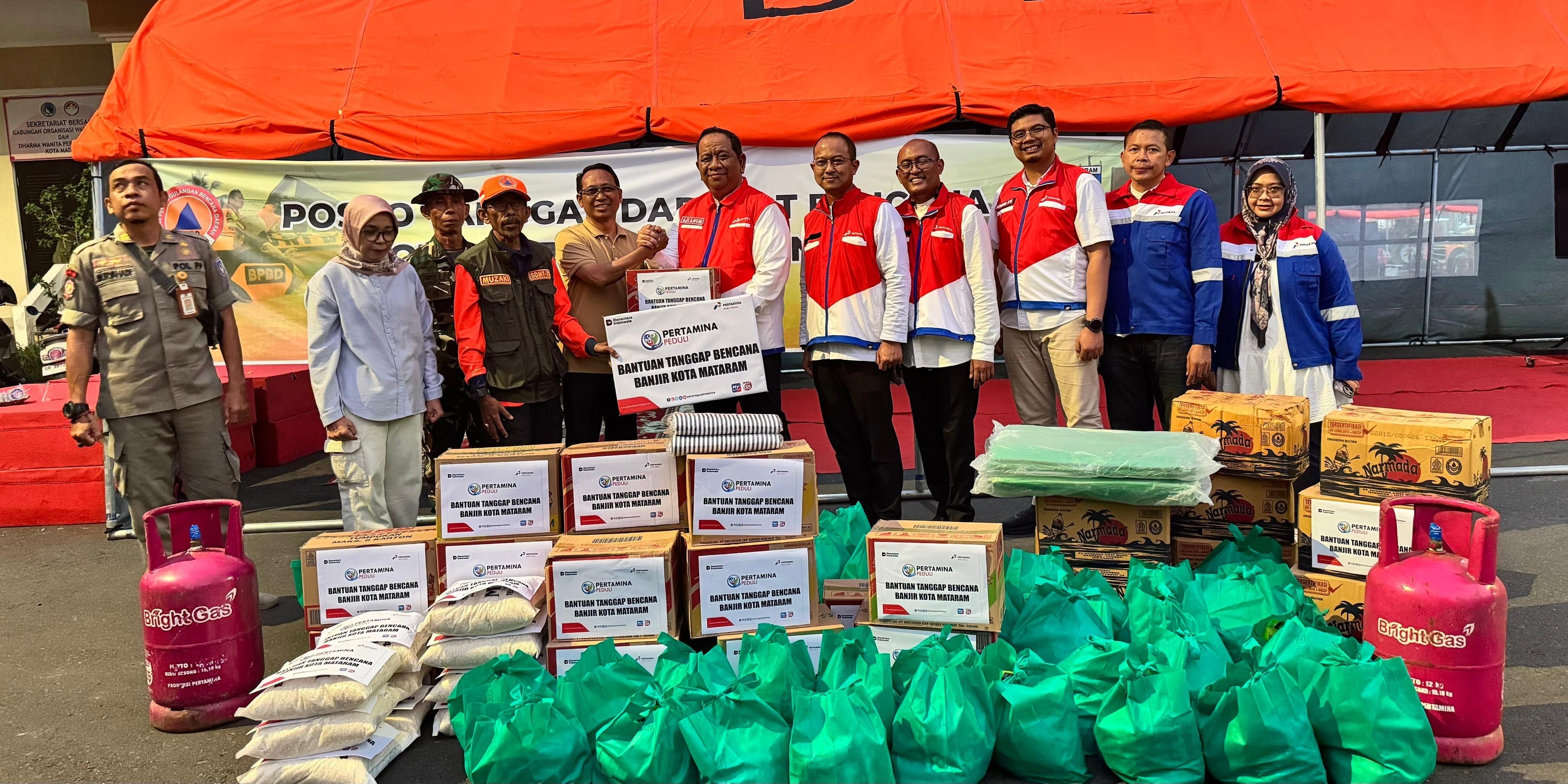Pertamina Peduli Salurkan Bantuan untuk Korban Banjir di Mataram - merdeka.com