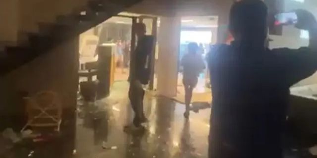 VIDEO: Rumah Ahmad Sahroni DPR Diserbu Massa, Barang-barang Dijarah ...